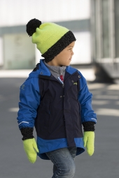 Strikkemekka.no - grønn svart lue og votter reflex barn