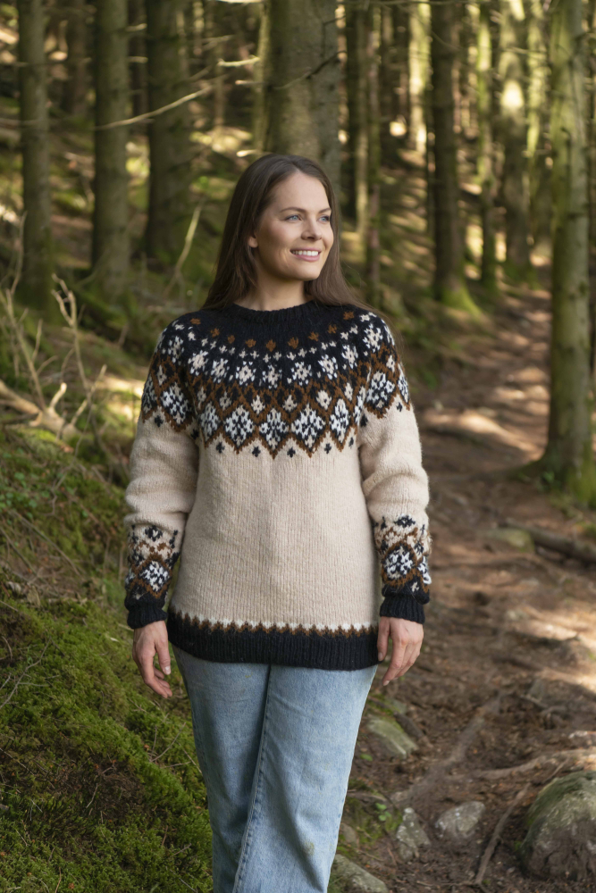 Strikkemekka.no - Ferdigstrikk - Sort Rose Genser Lys Beige av SD (#901)